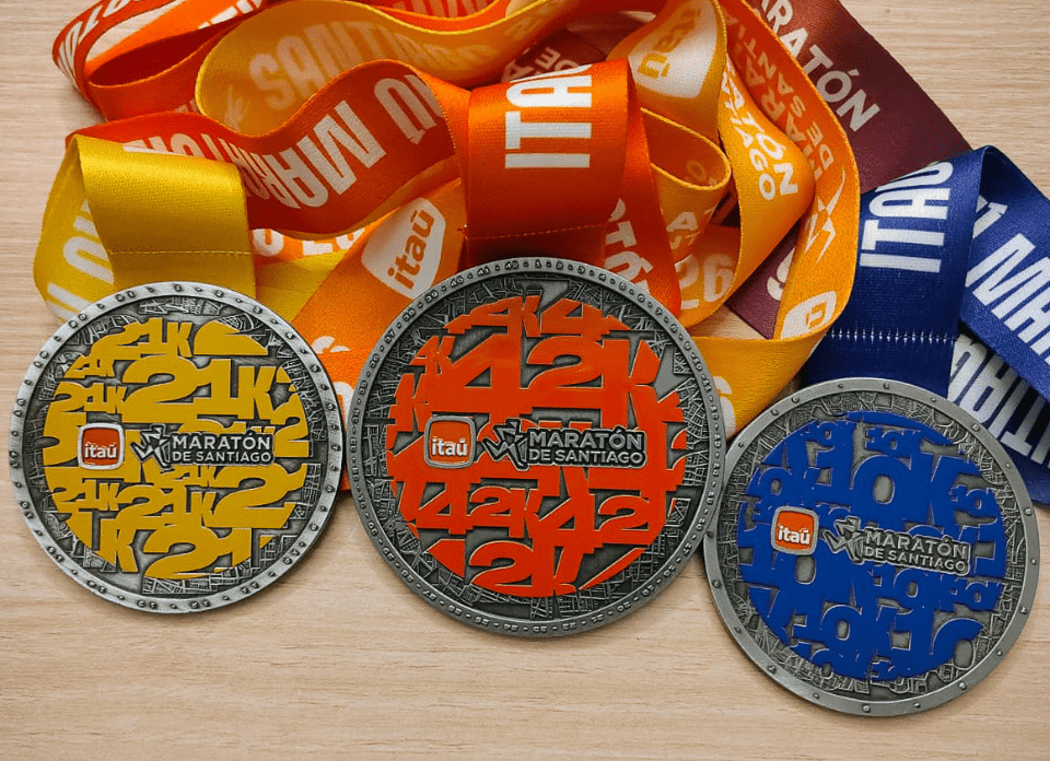 ¡Reveladas! El Maratón de Santiago 2026 presentó sus medallas finishers ...