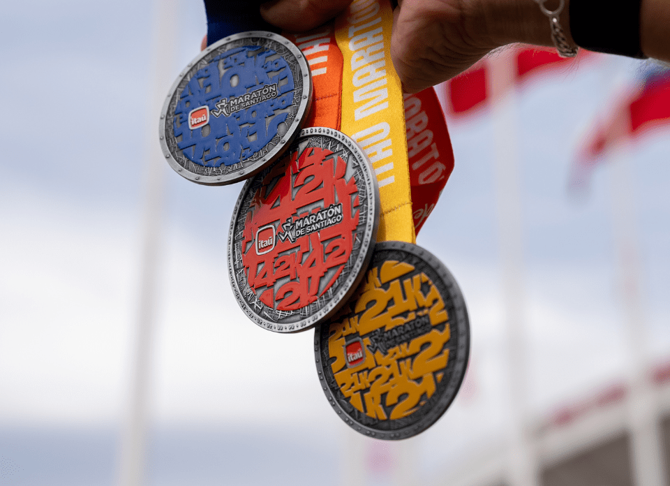 ¡Reveladas! El Maratón de Santiago 2026 presentó sus medallas finishers ...
